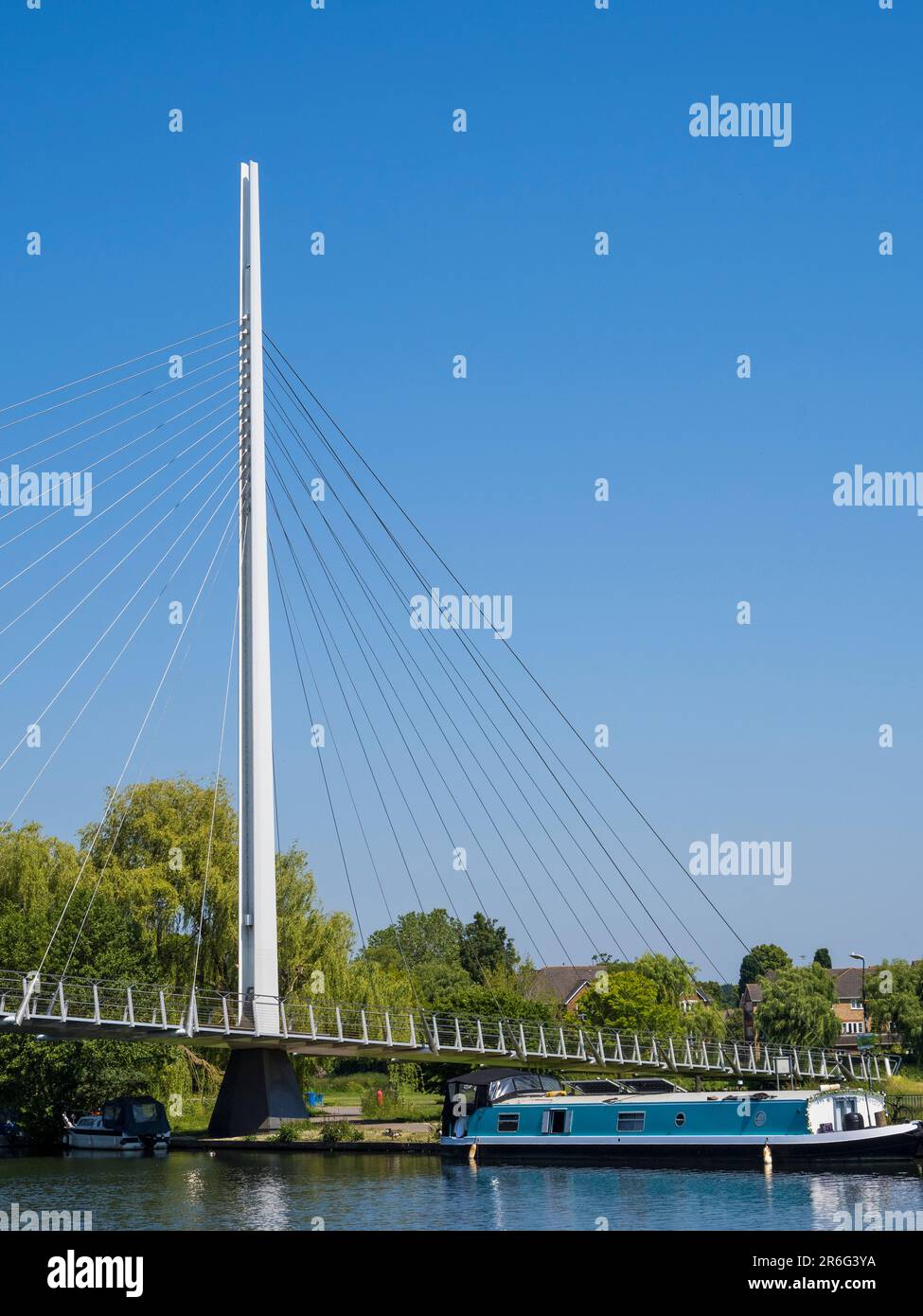 Reading pedestrian and cycle bridge hi-res stock photography and images ...