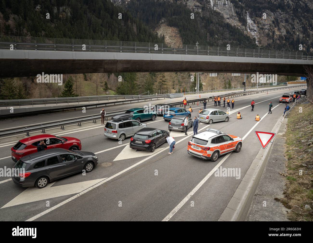 "Renovate Switzerland" climate activists from blocking the entrance to ...