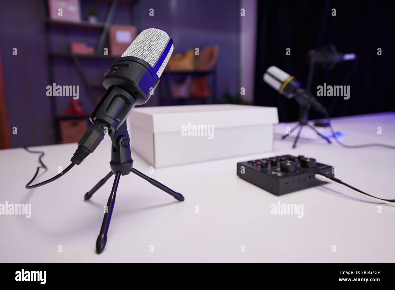 Unboxing record hi-res stock photography and images - Alamy