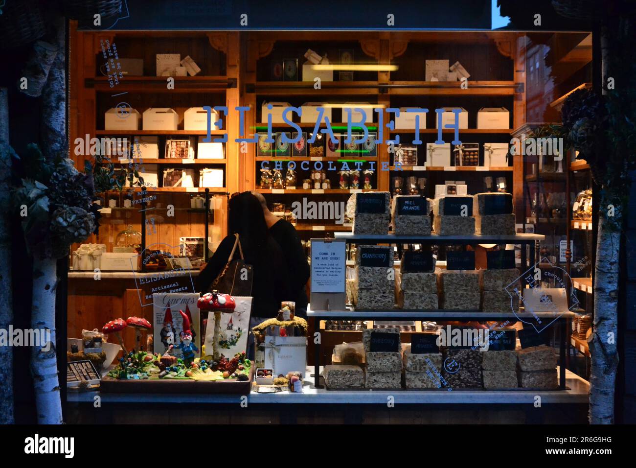 Shop window of the candy shop and chocolatier "Elisabeth" of Bruxelles ...