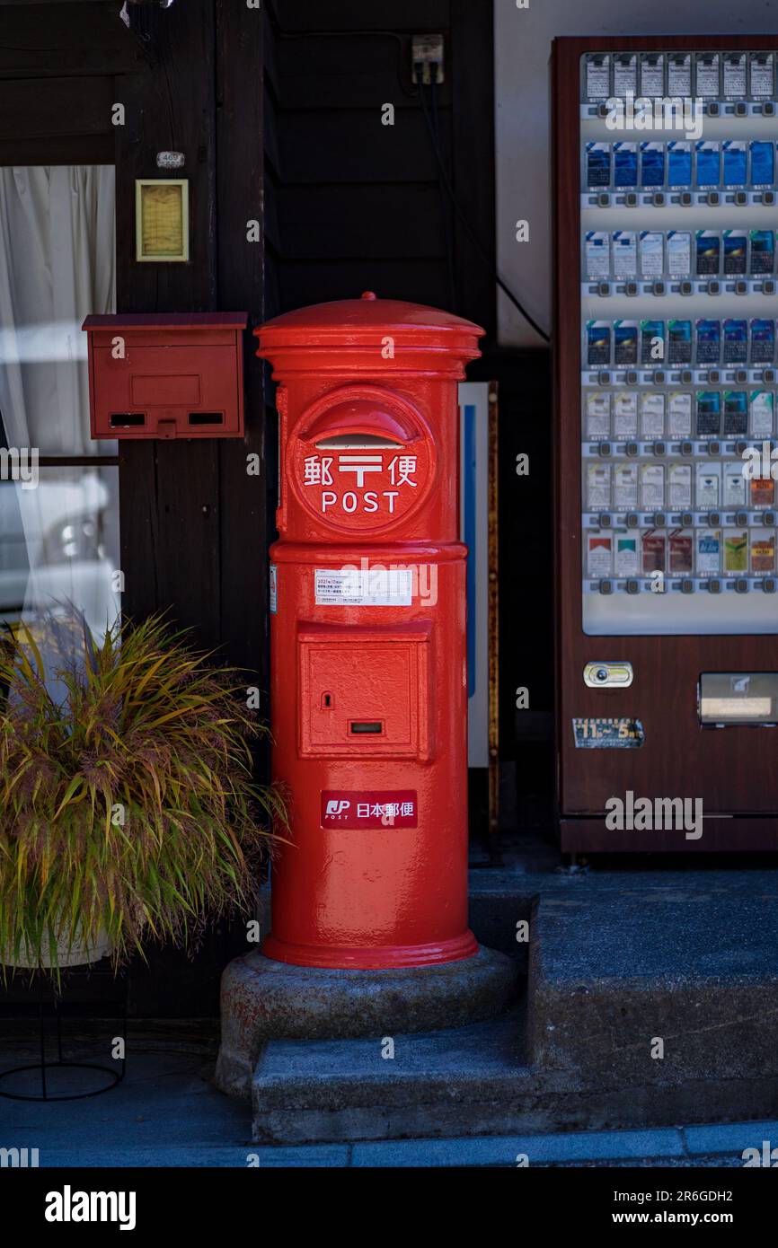 Japan alley vending machine hi-res stock photography and images - Alamy