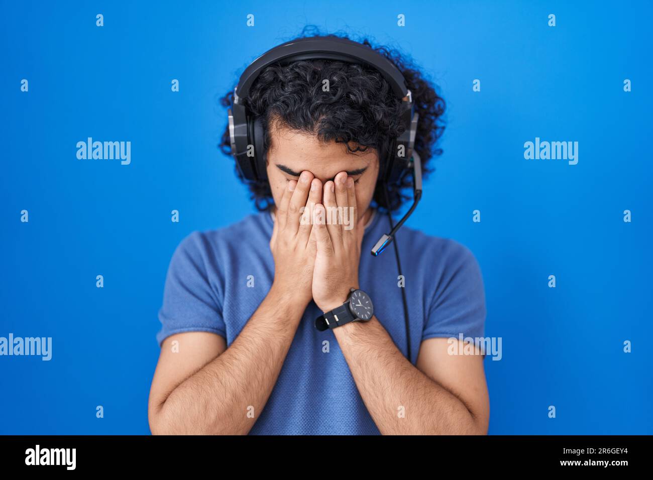 Person crying headphones hi-res stock photography and images - Alamy