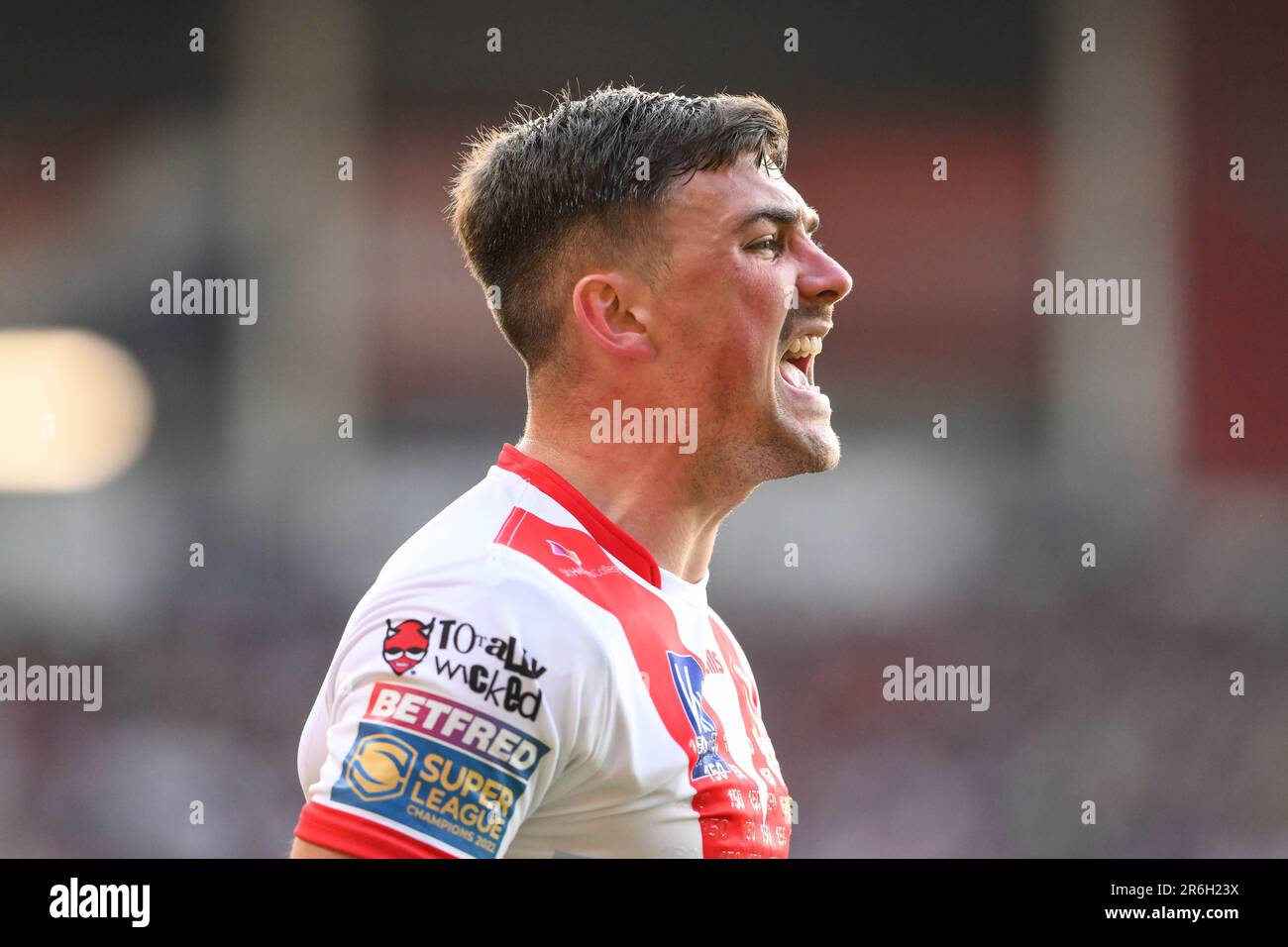 Lewis Dodd #7 of St Helens gives his team instructions during the ...