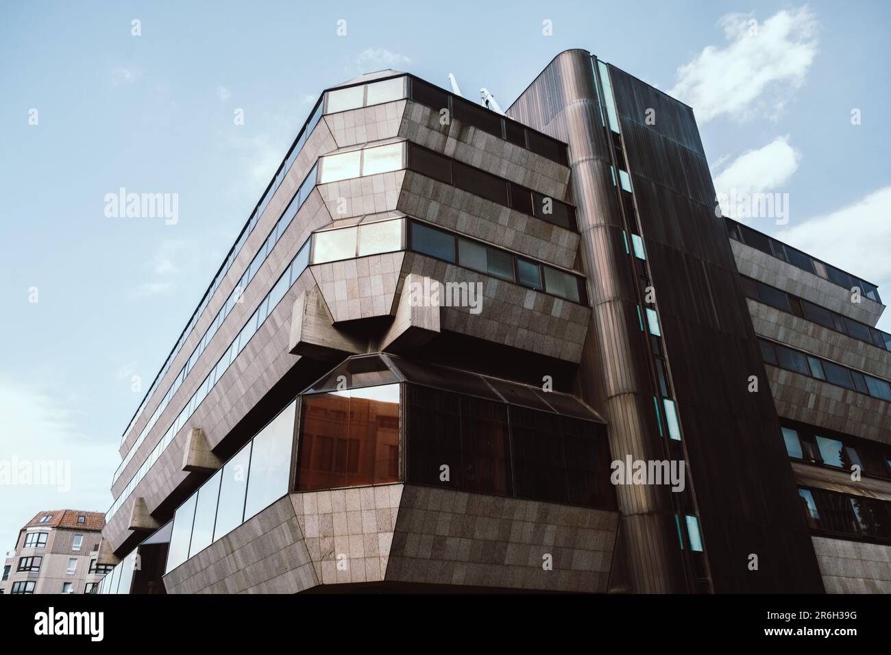 A sleek, modern structure with a curved, ascending roof Stock Photo - Alamy