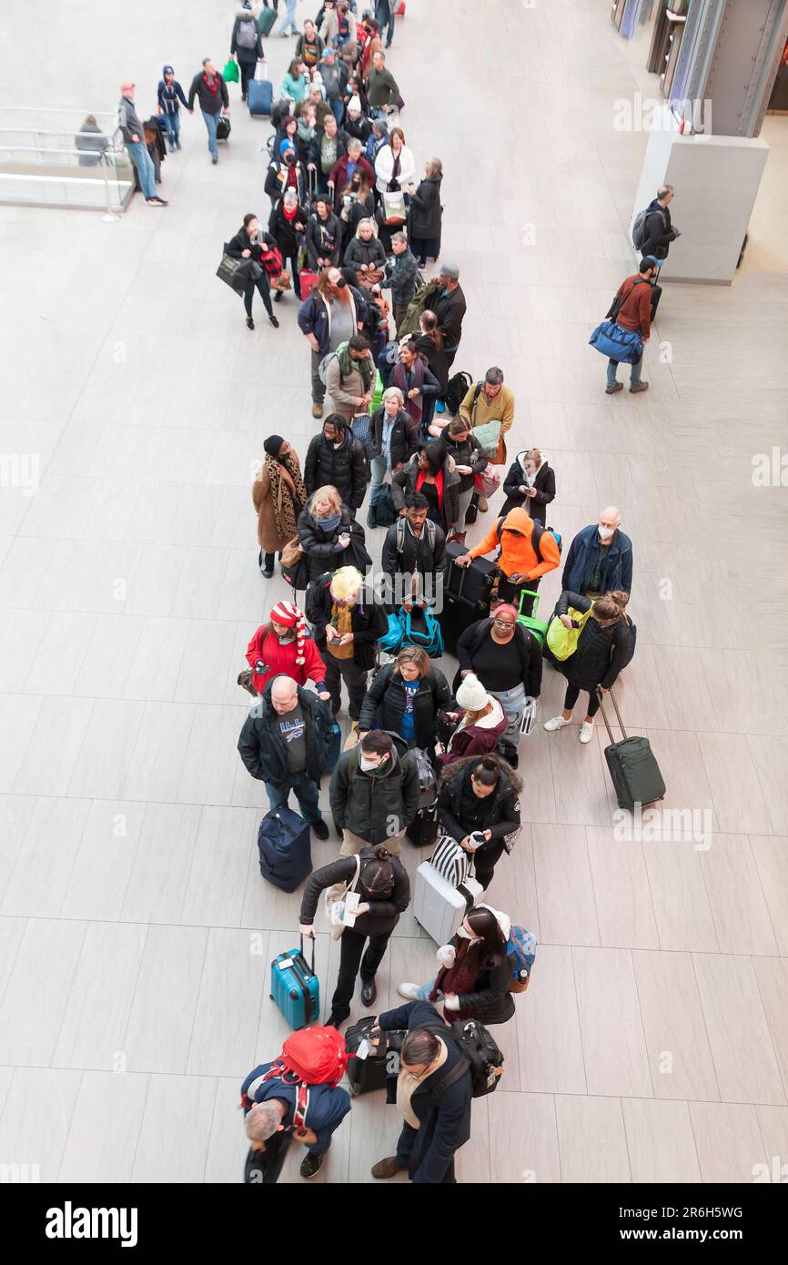 Crowd people queue up hi-res stock photography and images - Alamy