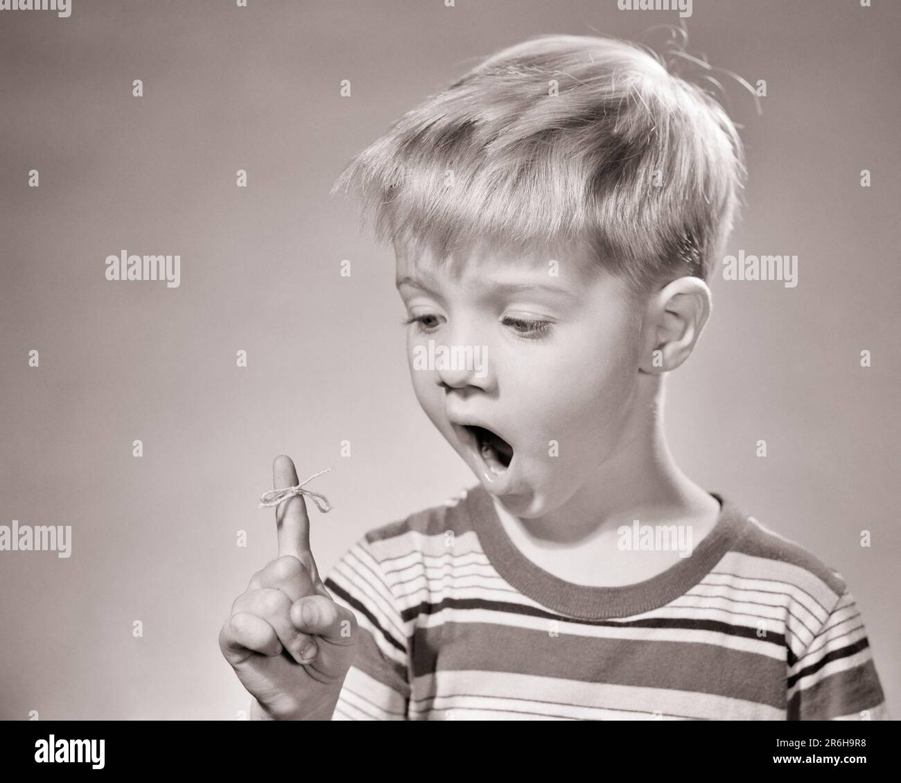 1950s LITTLE BLONDE BOY AGHAST AT STRING TIED AROUND INDEX FINGER HAS ...