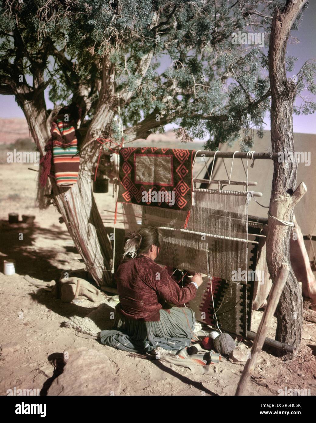 1950s NAVAJO NATIVE AMERICAN INDIAN WOMAN AT LOOM WEAVING BLANKET ...