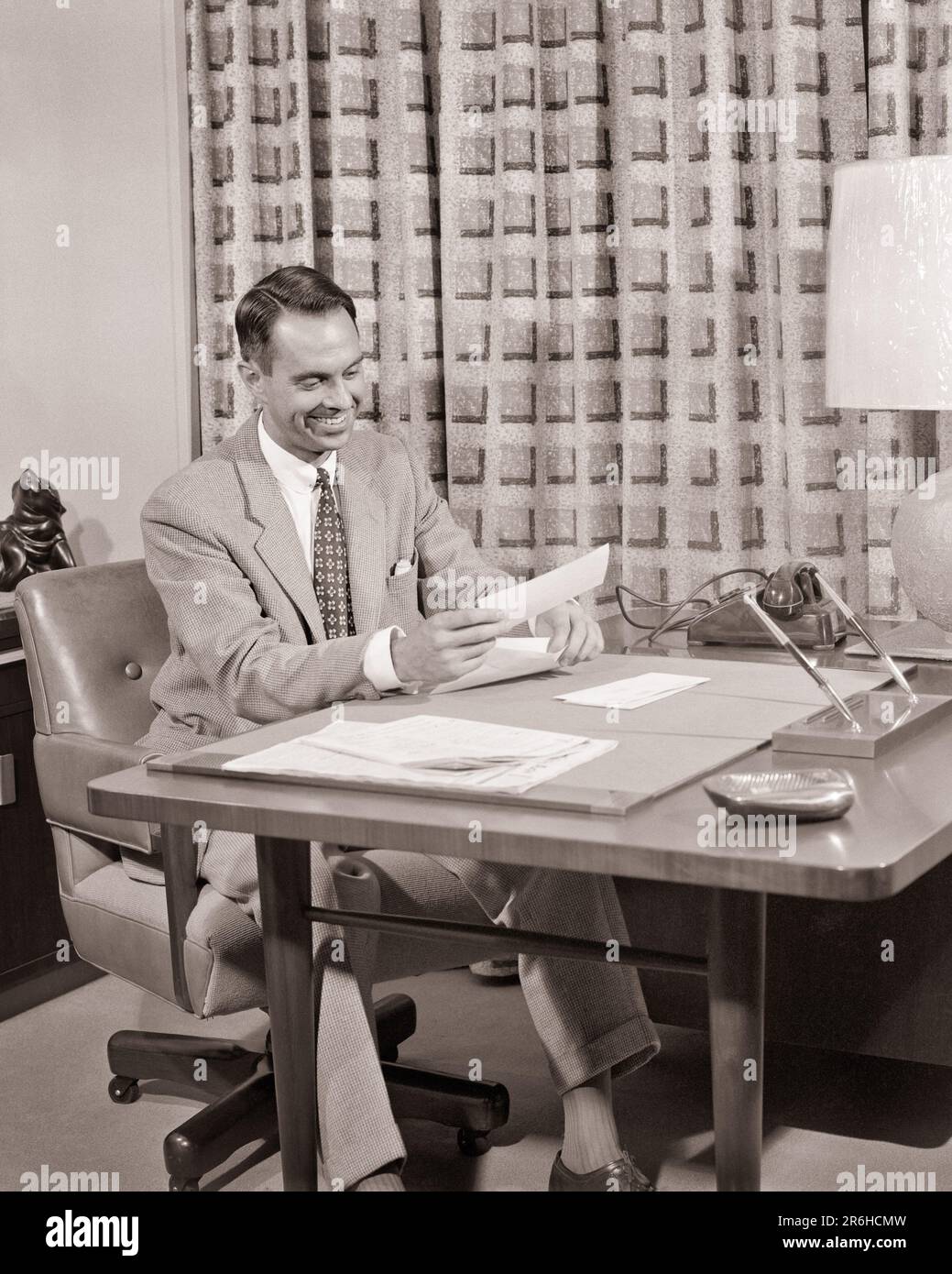1950s office smiling hi-res stock photography and images - Alamy