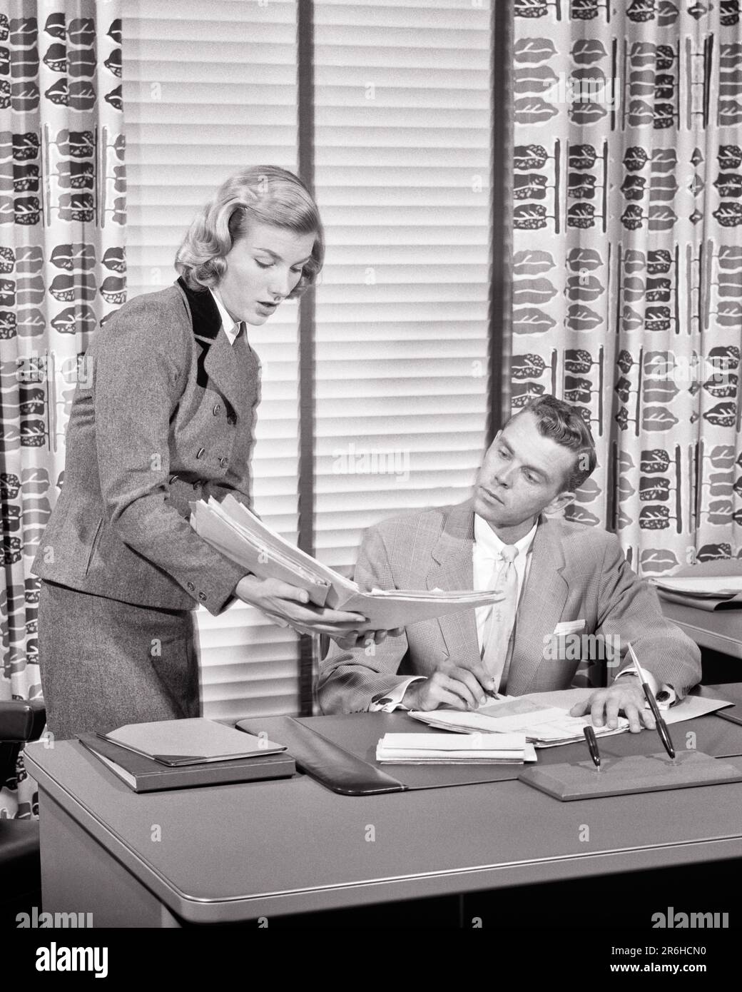 Office woman 1950s hi-res stock photography and images - Alamy