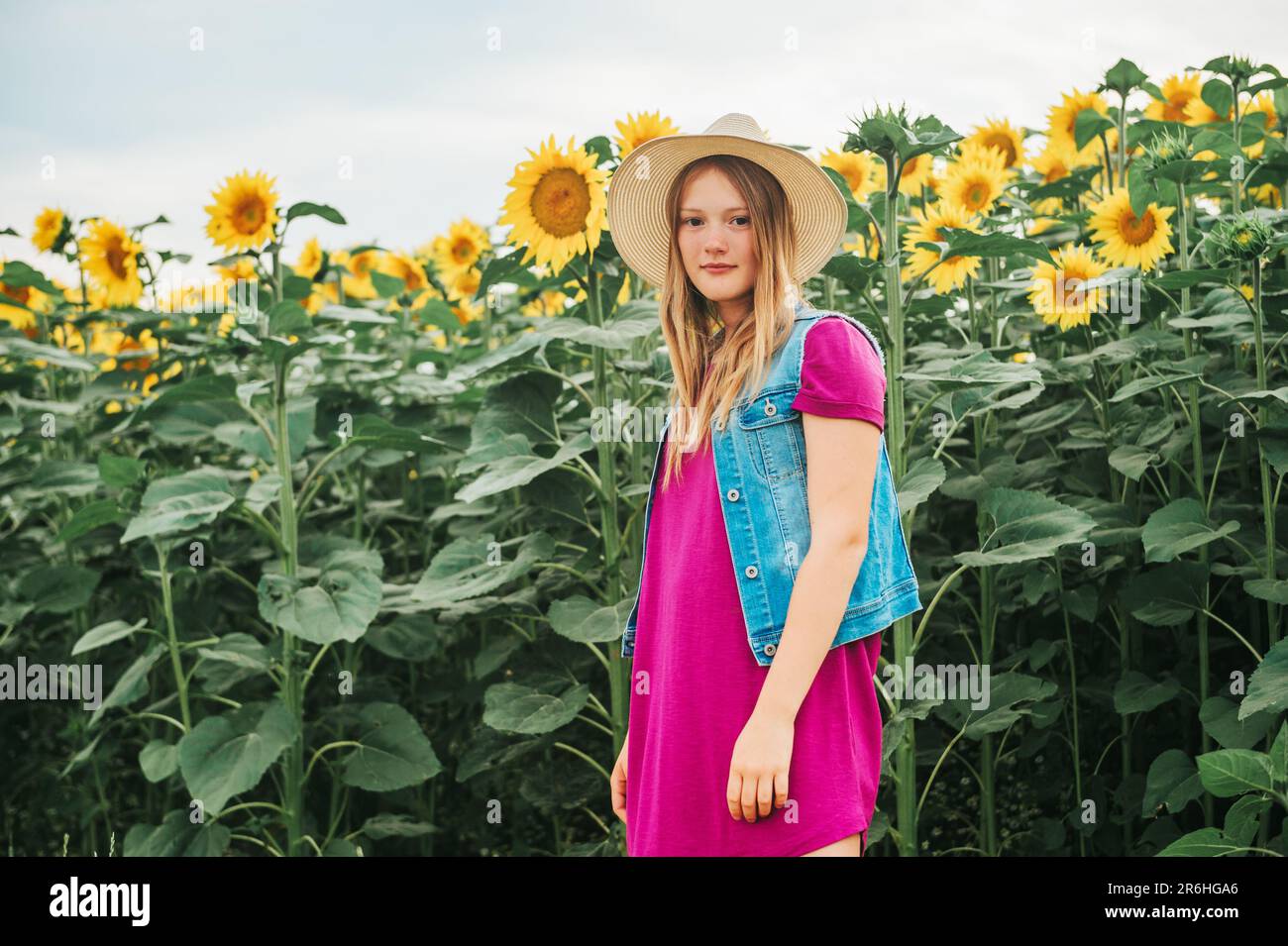 Outdoor portrait of pretty young girl posing in sunflower field Stock ...