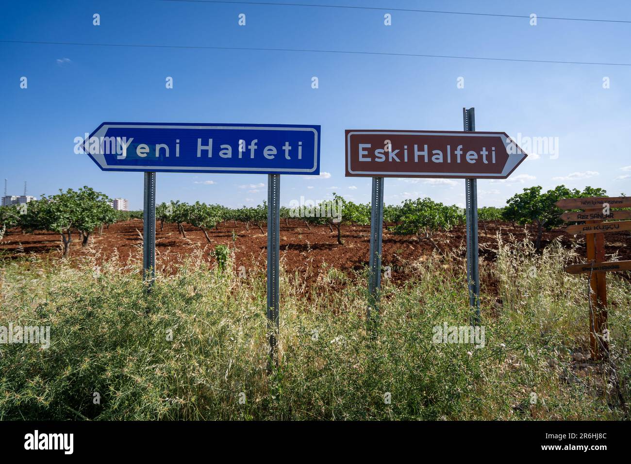 Halfeti road sign hi-res stock photography and images - Alamy