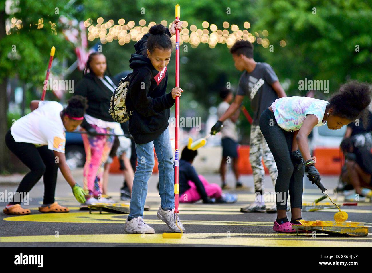 Aaliyah Grayson, center, 11, of Johnstown, Pa., volunteers with helping ...