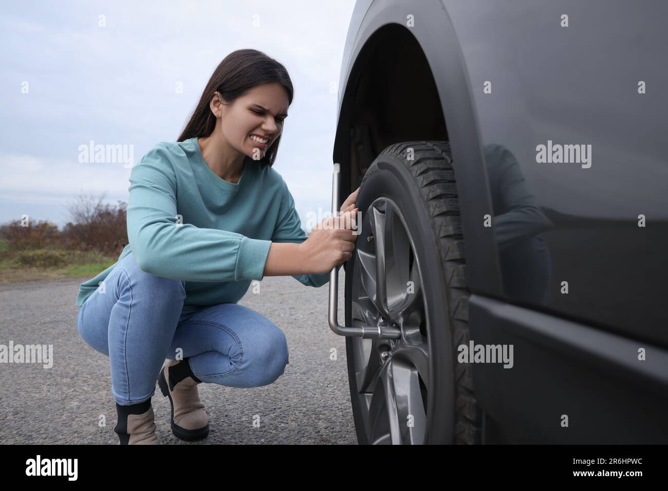 Female changing tire wheel hi-res stock photography and images - Alamy