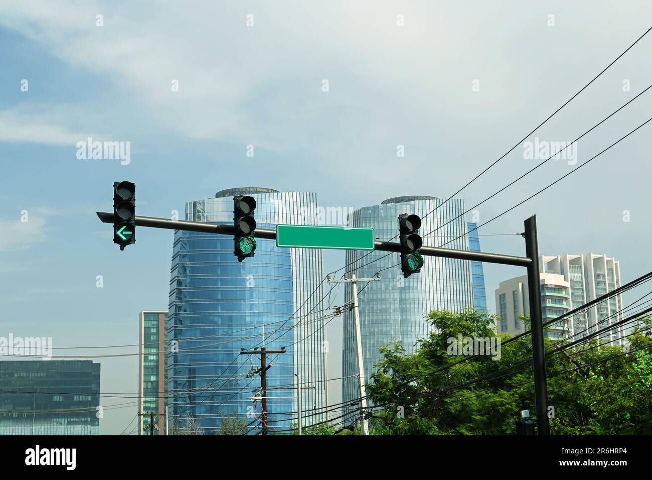 Overhead traffic lights hi-res stock photography and images - Alamy