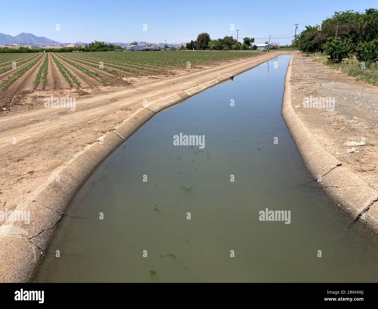 Field water distribution hi-res stock photography and images - Alamy