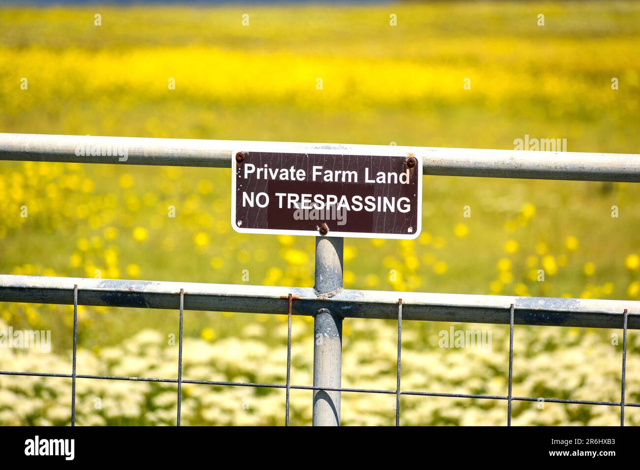 Private Farm Land No Trespassing sign posted on a wire fence Stock ...
