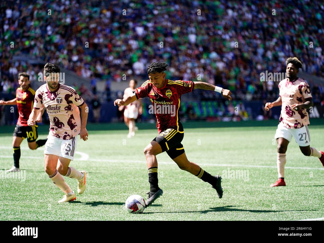 Seattle Sounders midfielder Léo Chú (23) drives the ball against ...