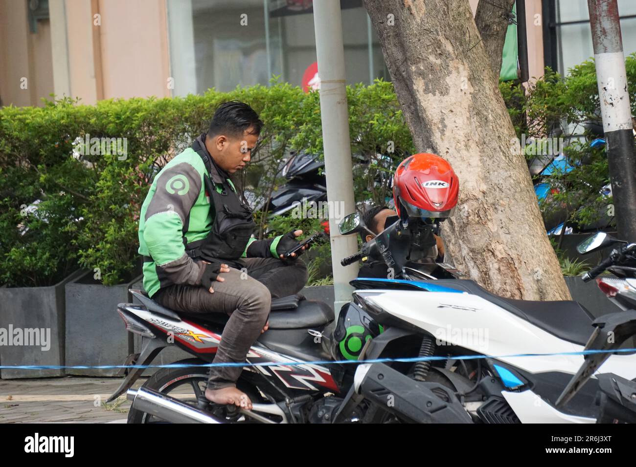 A driver food delivery service gojek hi-res stock photography and ...