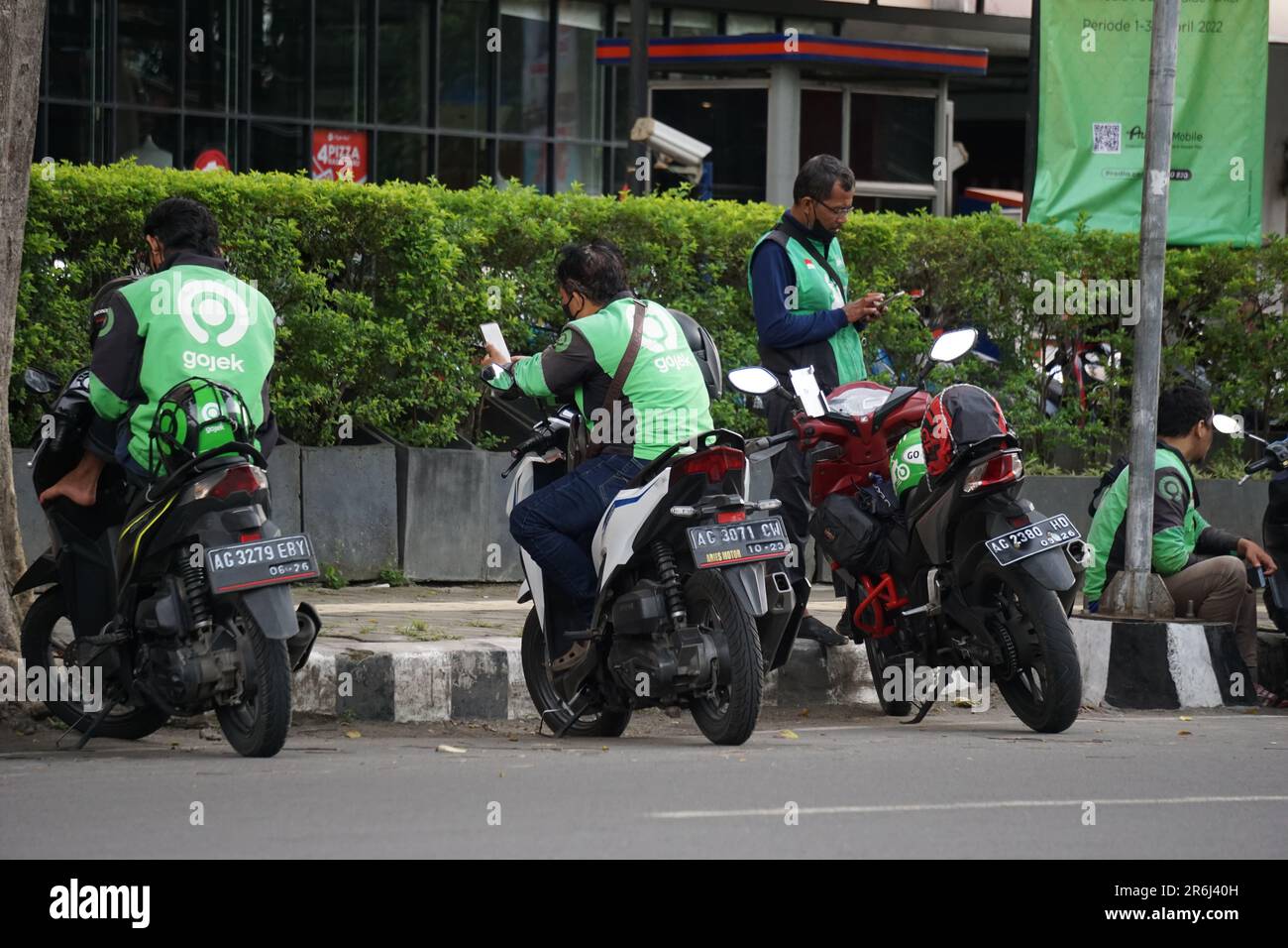 A driver food delivery service gojek hi-res stock photography and ...