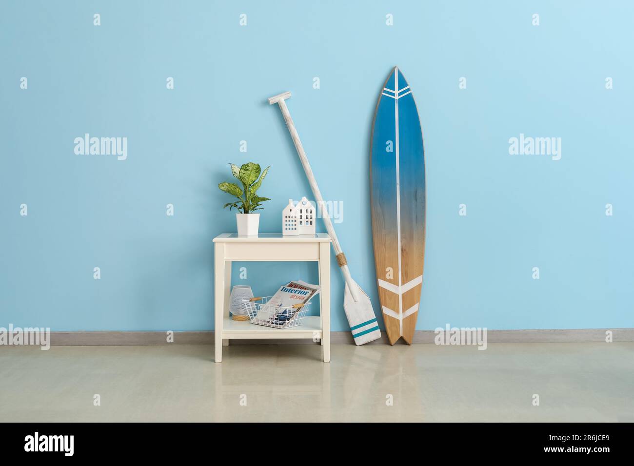 Interior of room with surfboard, paddle and table Stock Photo - Alamy