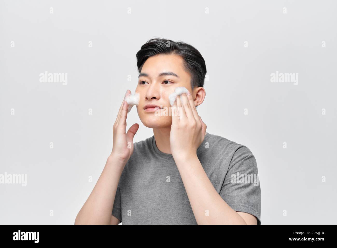 man washing his face with foam soap Stock Photo - Alamy