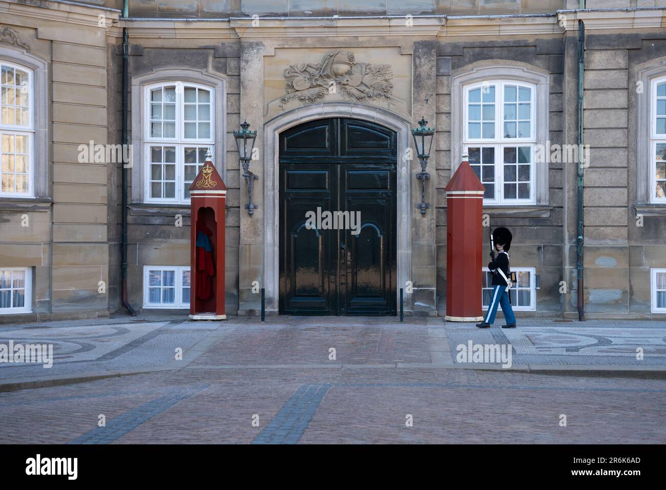Guards standing at a door hi-res stock photography and images - Alamy
