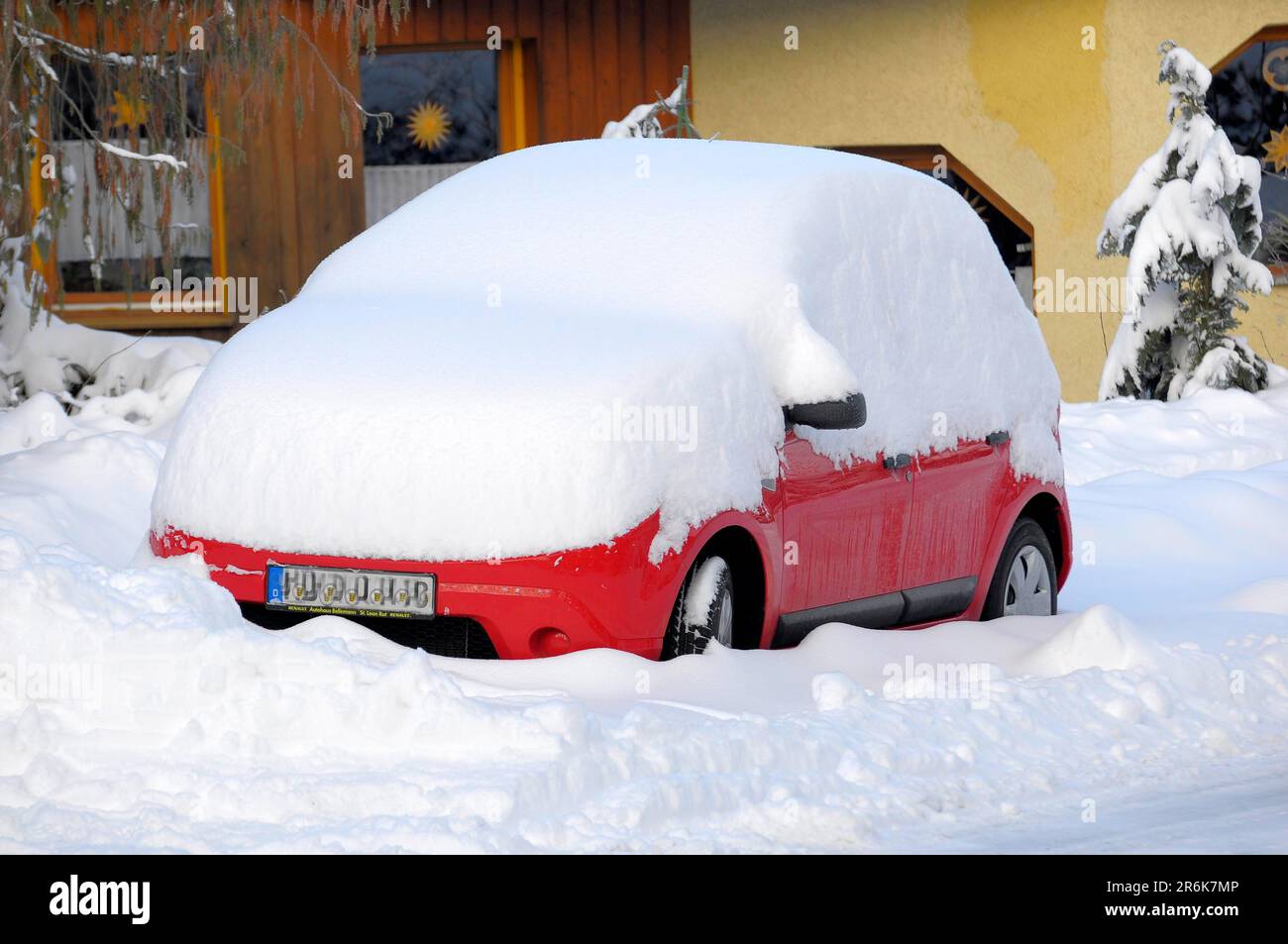 Snowed-in car at the house, car with snow Stock Photo - Alamy