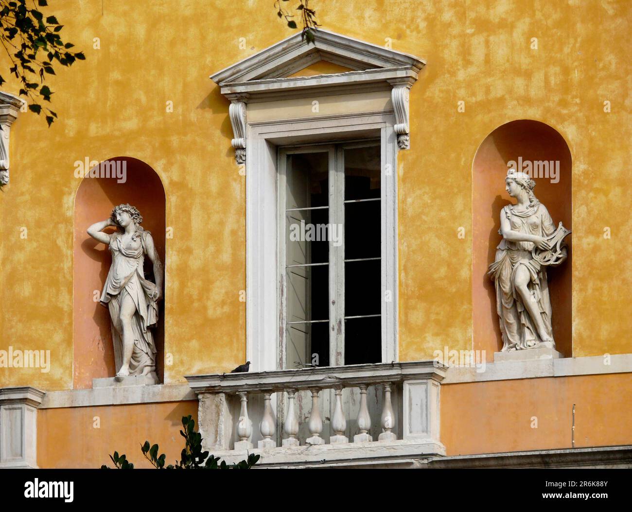 Statue ravenna hi-res stock photography and images - Alamy