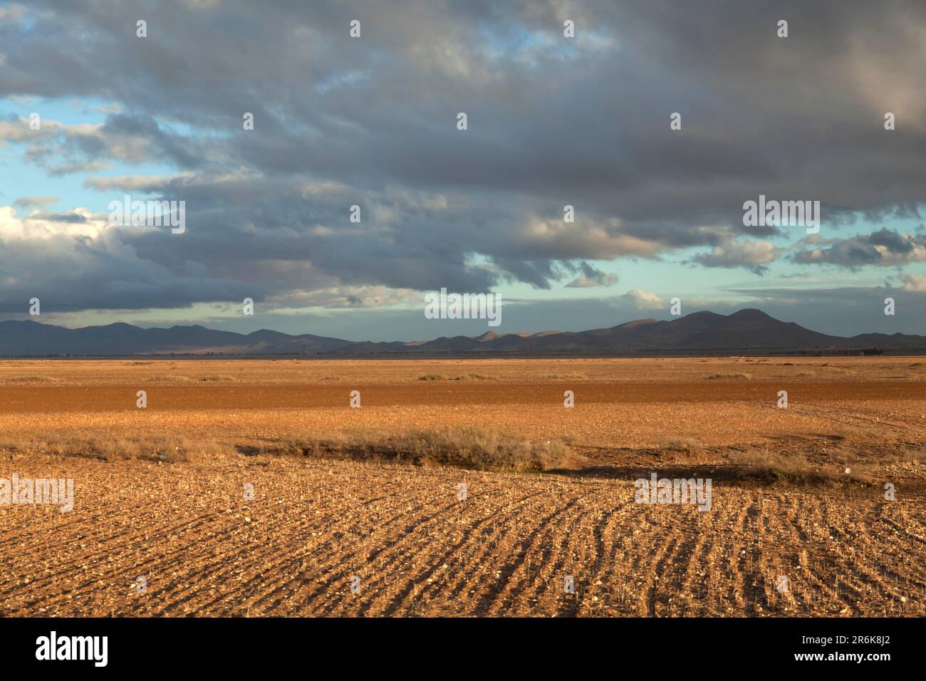 Mountains of atlas hi-res stock photography and images - Alamy