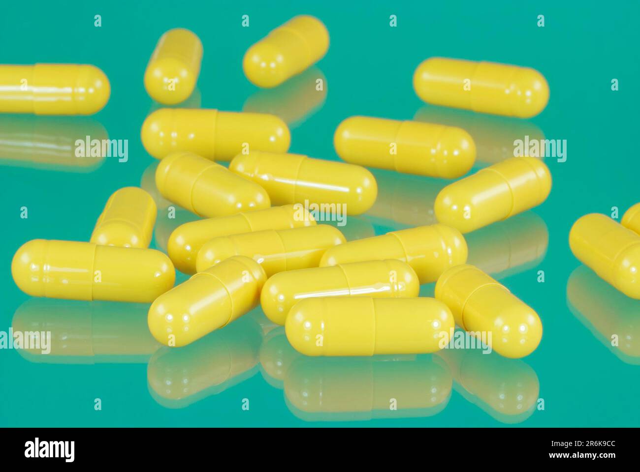 Lot of yellow medical capsules Stock Photo - Alamy
