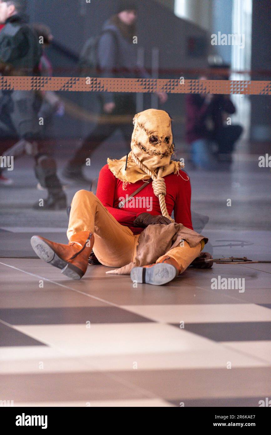 A cosplayer dresses as the Scarecrow from Batman rest during the ...