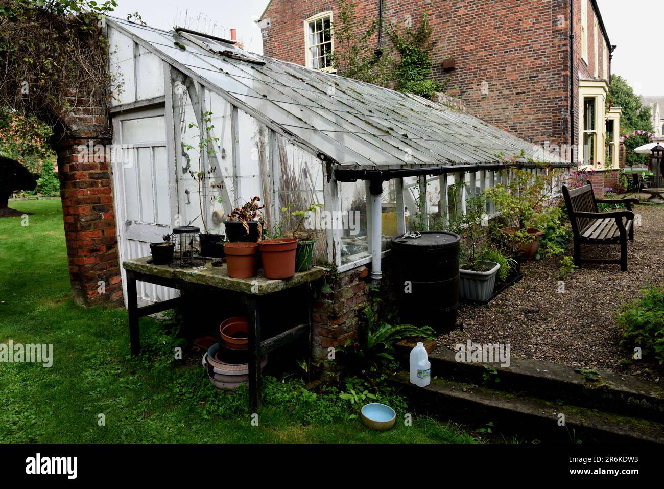 Lean to greenhouse hi-res stock photography and images - Alamy