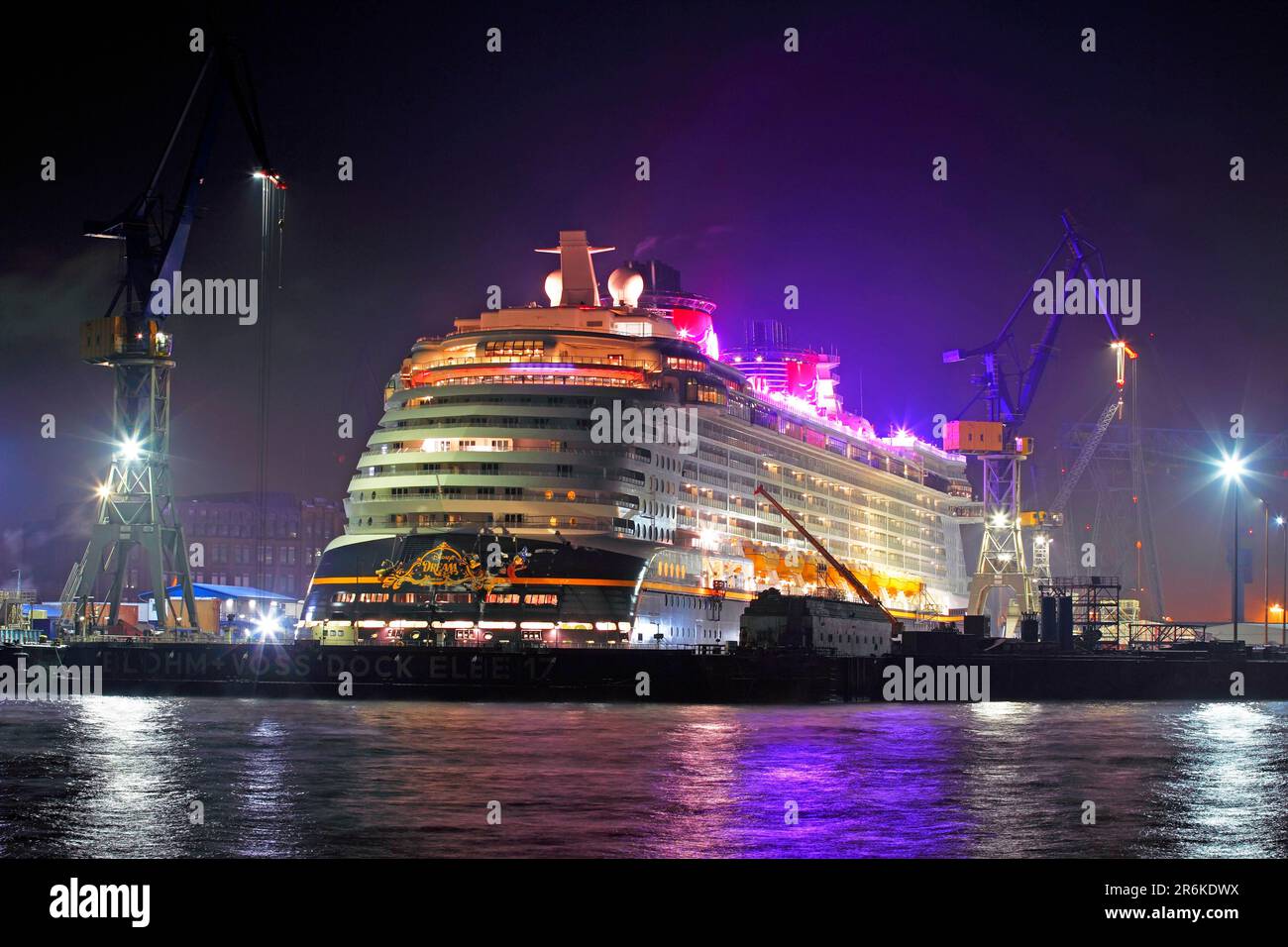 Cruise ship 'Disney Dream', Dock Elbe 17, Blohm und Voss Werft, River ... Cruise ship 'Disney Dream', Dock Elbe 17, Blohm und Voss Werft, River ...