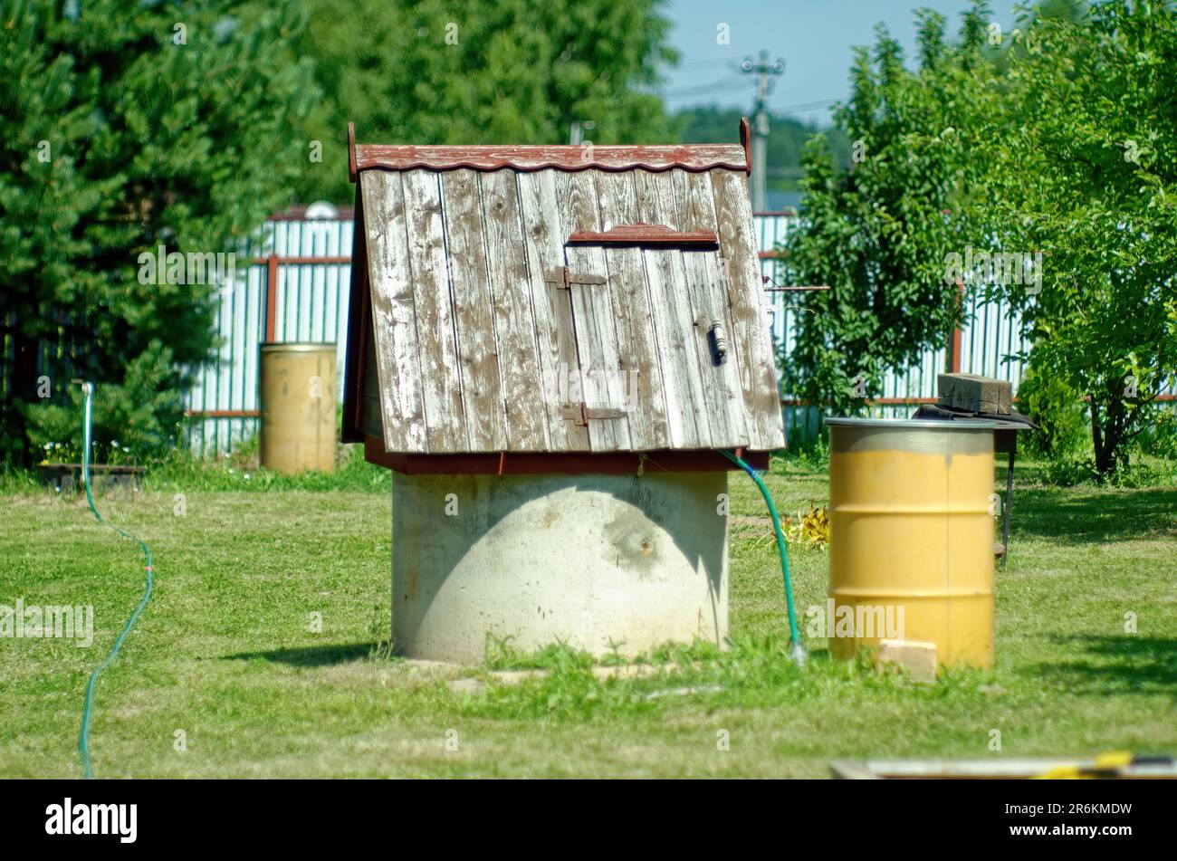 Concrete courtyard garden hi-res stock photography and images - Alamy