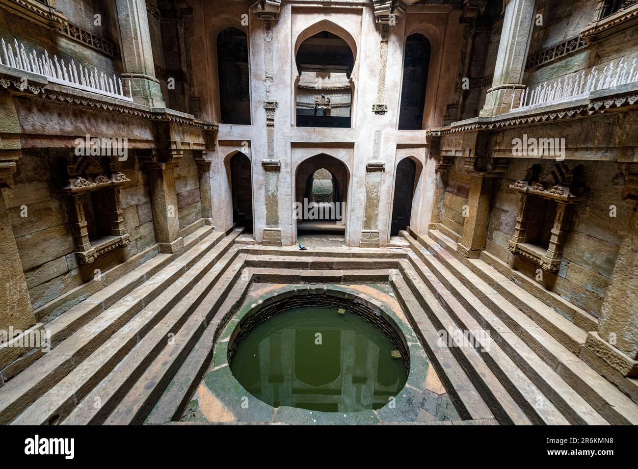 Adalaj stepwell architecture hi-res stock photography and images - Alamy
