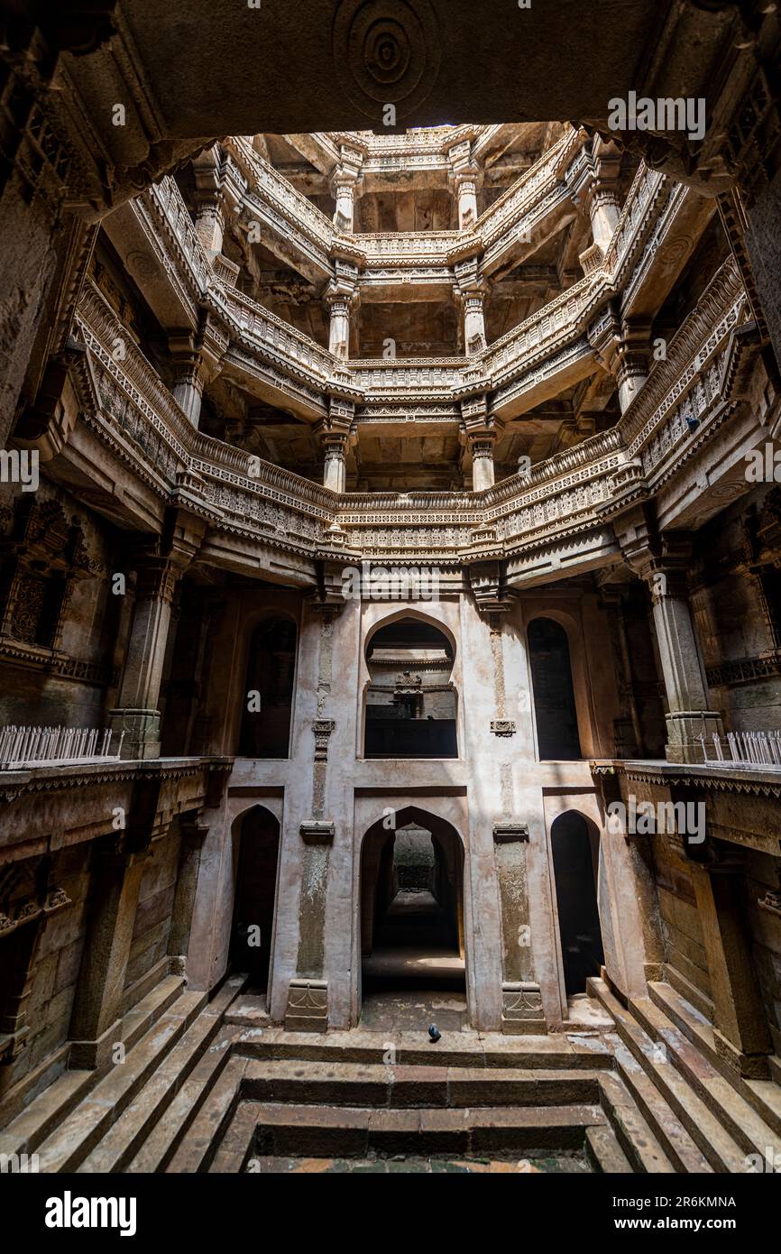 Adalaj stepwell architecture hi-res stock photography and images - Alamy