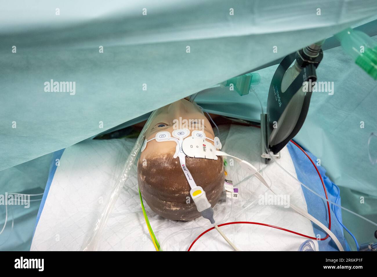 GRONINGEN - Visitors look around in an operating room in the University ...