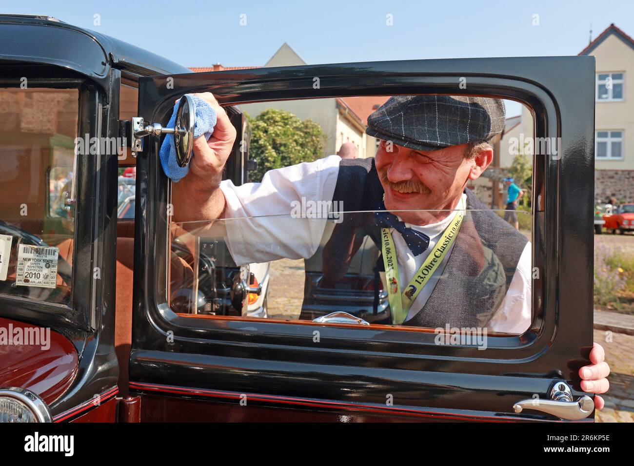 Wolmirstedt, Germany. 10th June, 2023. Andreas Poppe polishes a mirror ...