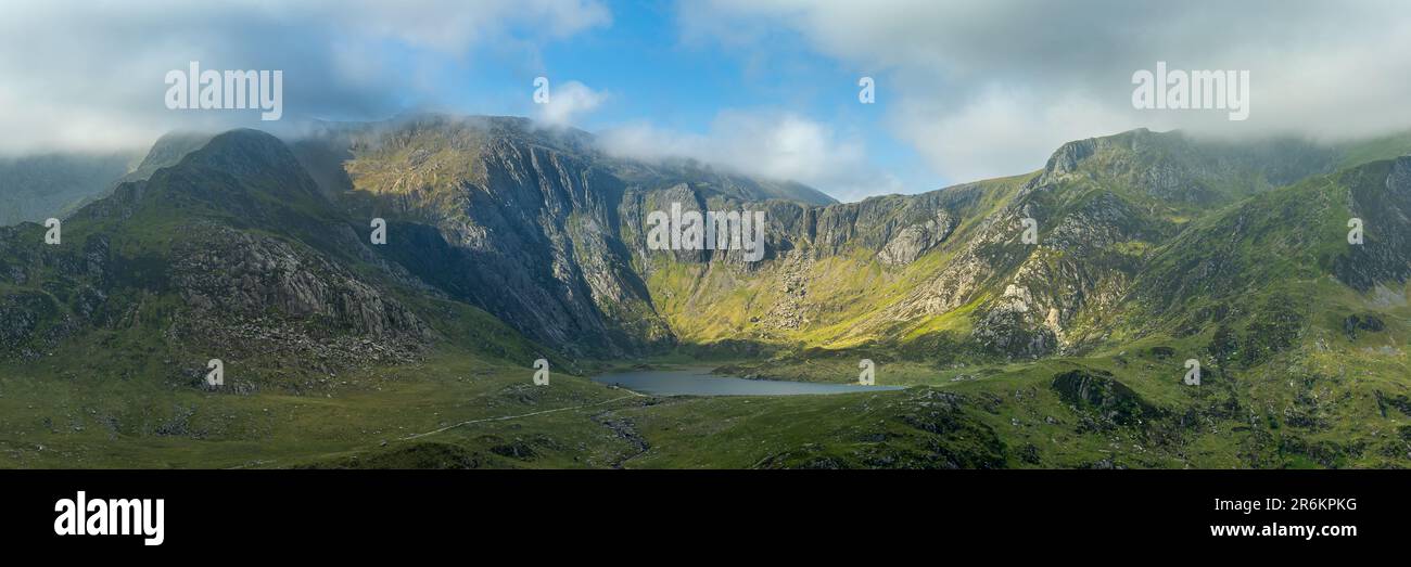 Llyn idwal panoramic hi-res stock photography and images - Alamy