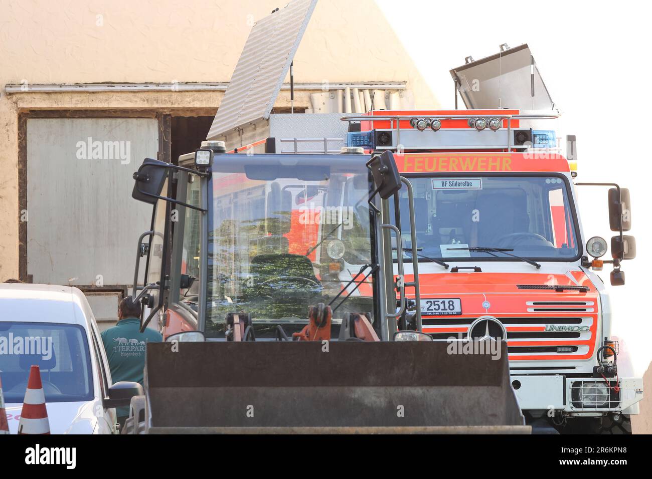 Hamburg, Germany. 10th June, 2023. Emergency personnel from the Hamburg ...