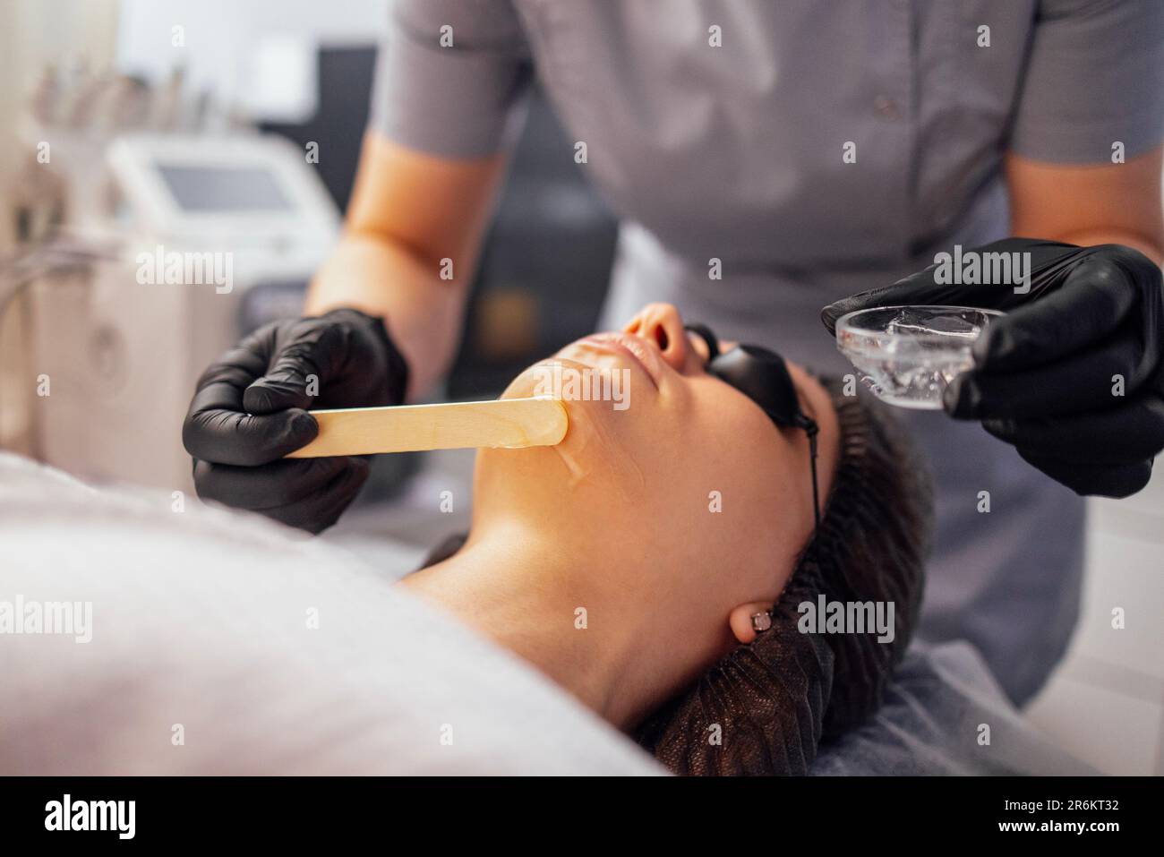 Beauty salon beautician applies cooling gel to clients skin. Preparing ...