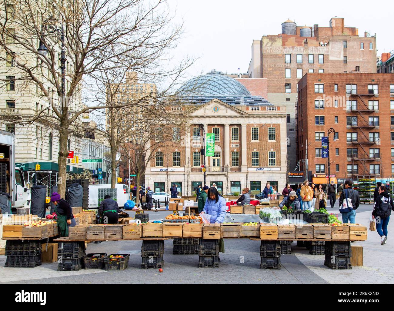 Union Square Green Market, with the Tammany Hall building behind ...
