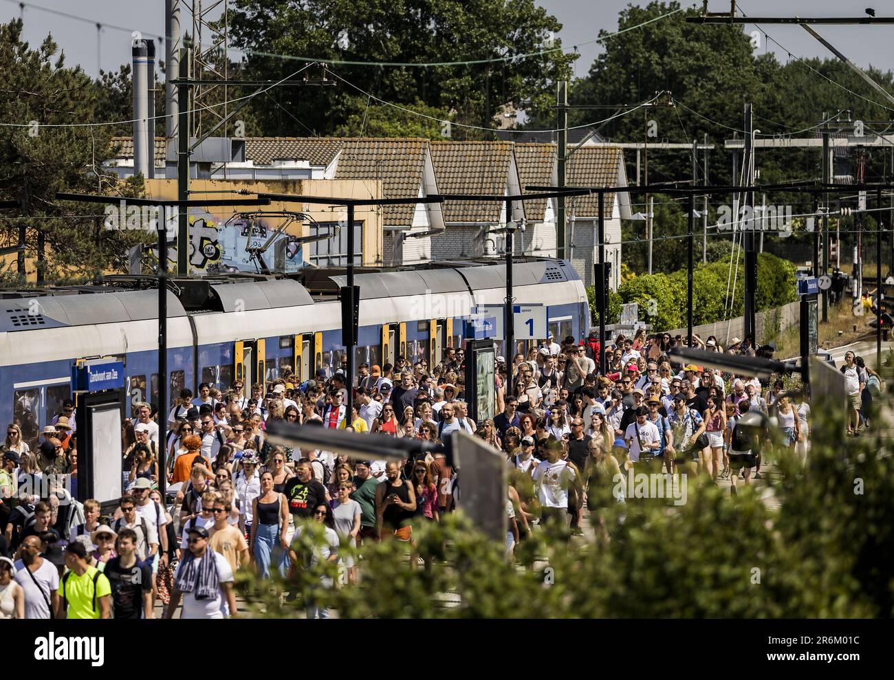ZANDVOORT - Bathers arrive at Zandvoort station. The NS has deployed ...