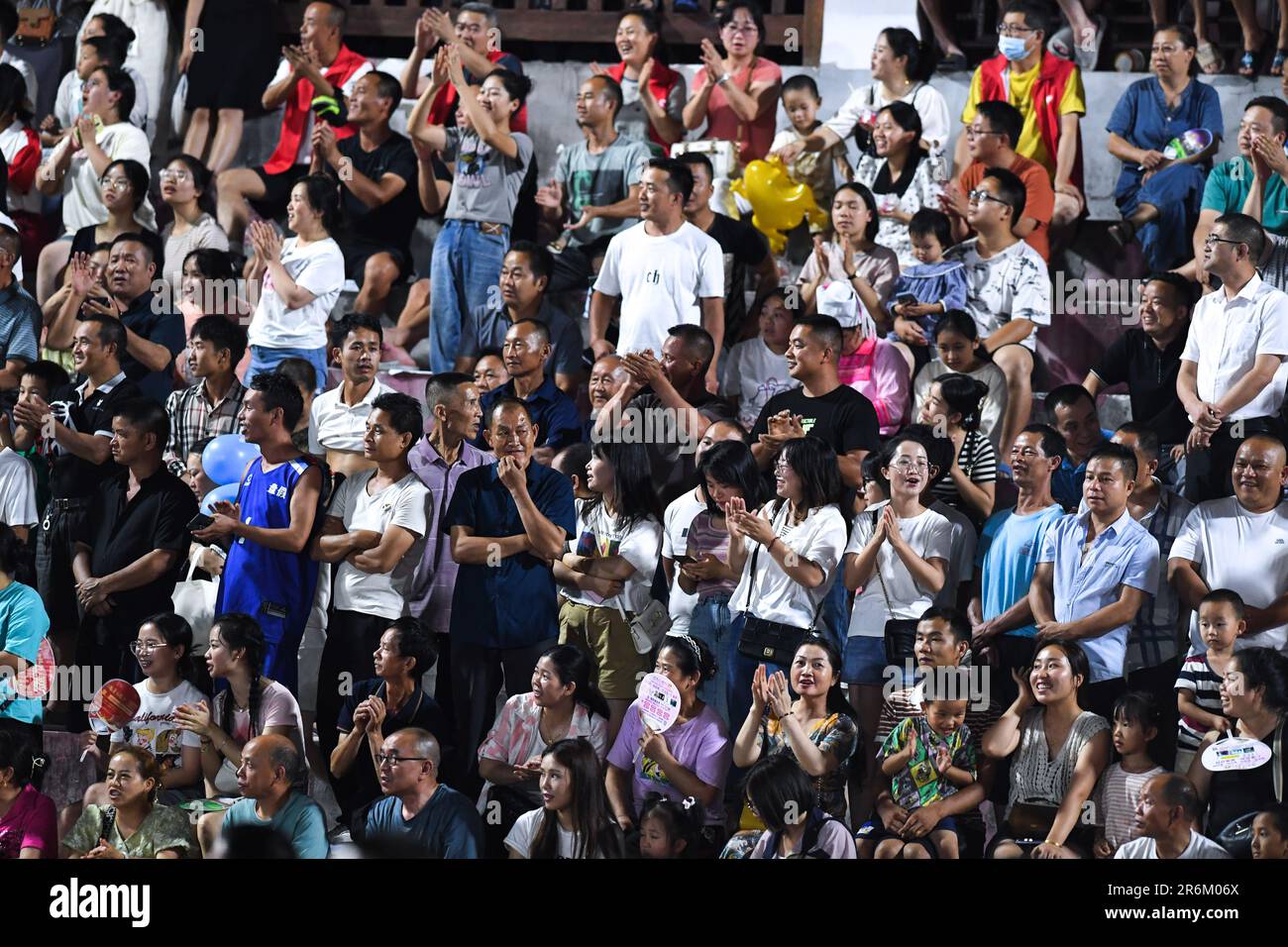 (230610) -- RONGJIANG, June 10, 2023 (Xinhua) -- People watch a ...