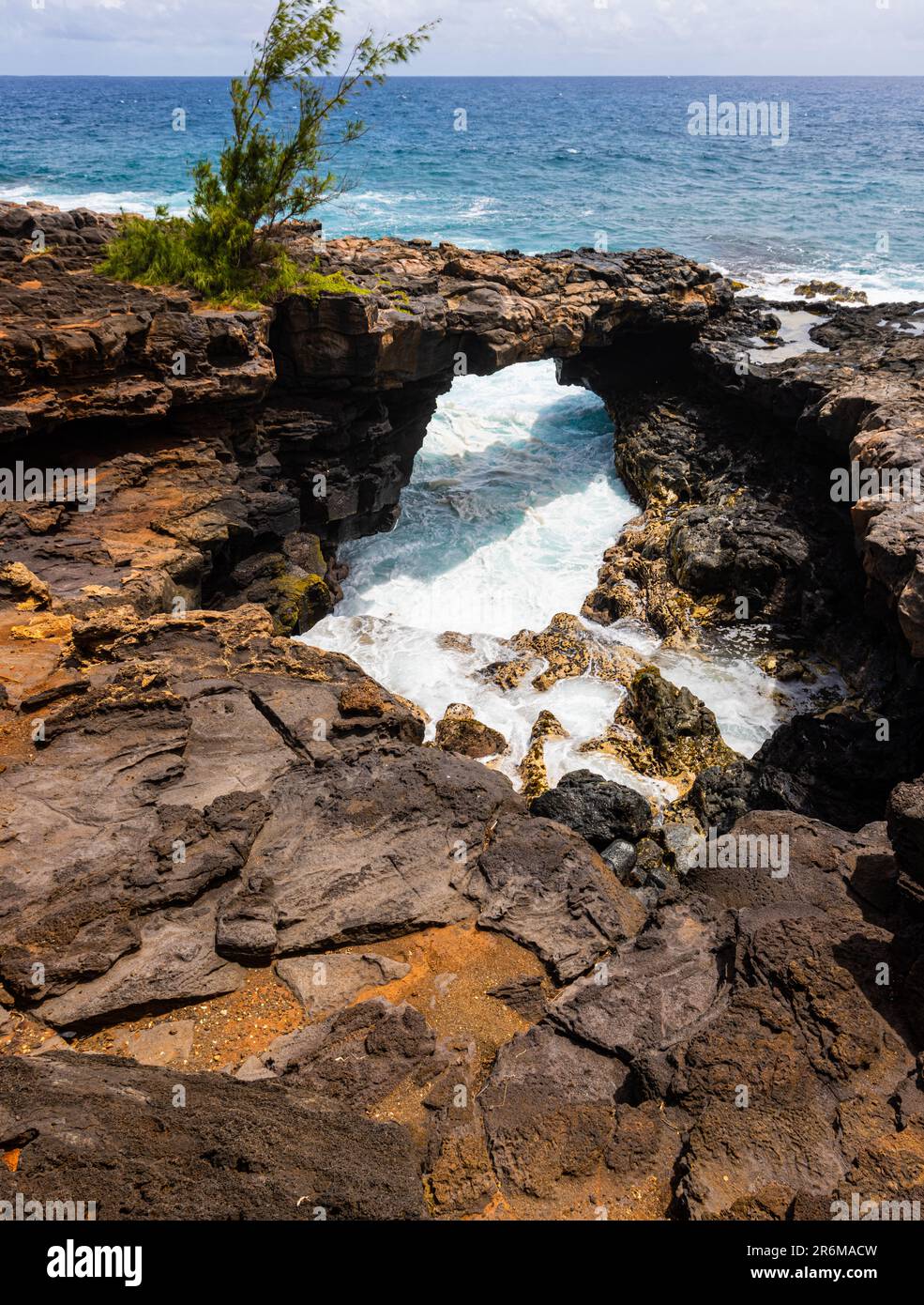 Makahuena sea arch hi-res stock photography and images - Alamy