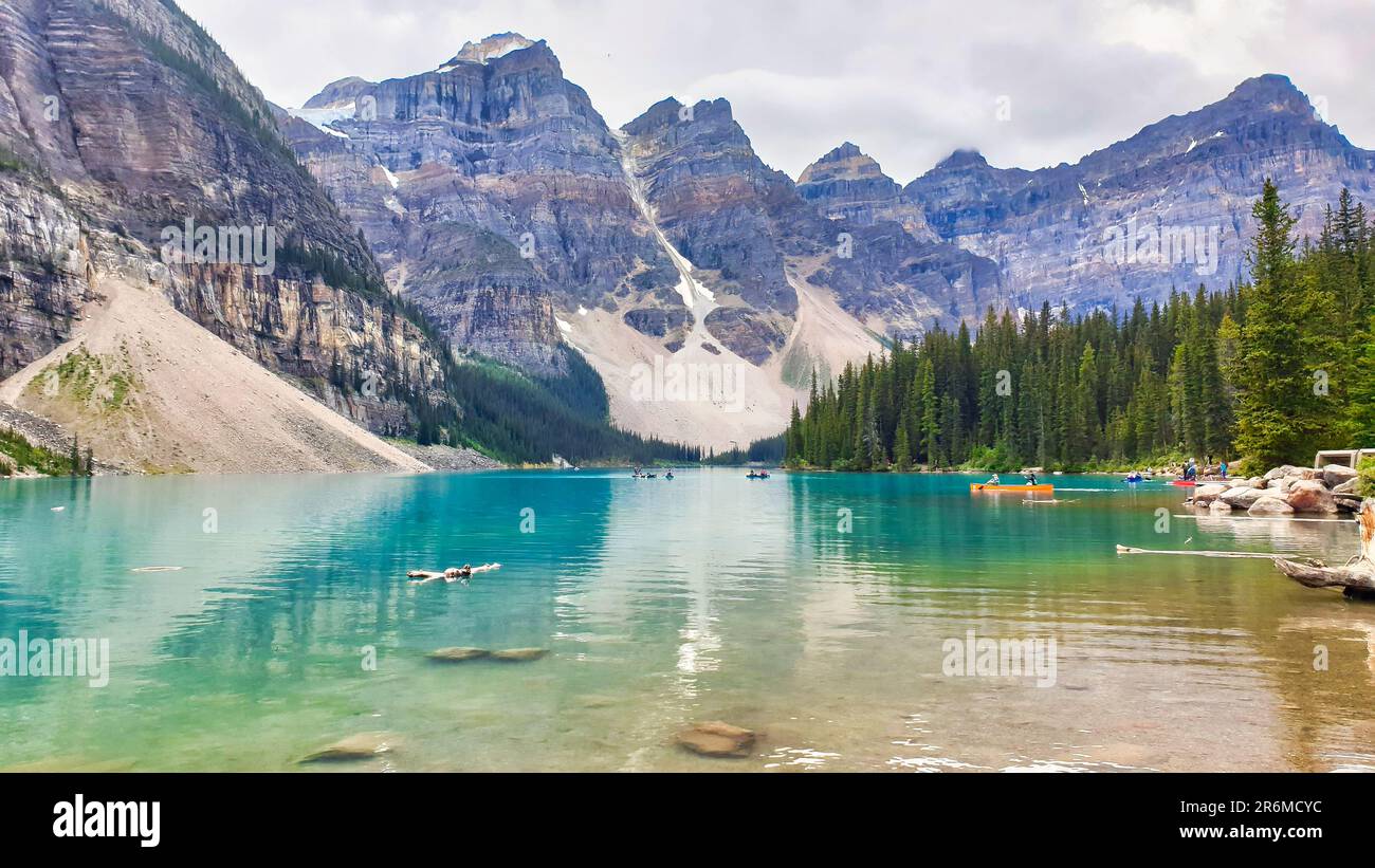 Spectacular scenery of Moraine Lake surrounded by peaks in Banff ...