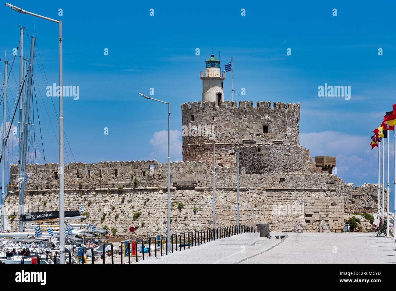 Das Fort des Heiligen Nikolaos mit dem Leuchtturm im Mandraki-Hafen ...