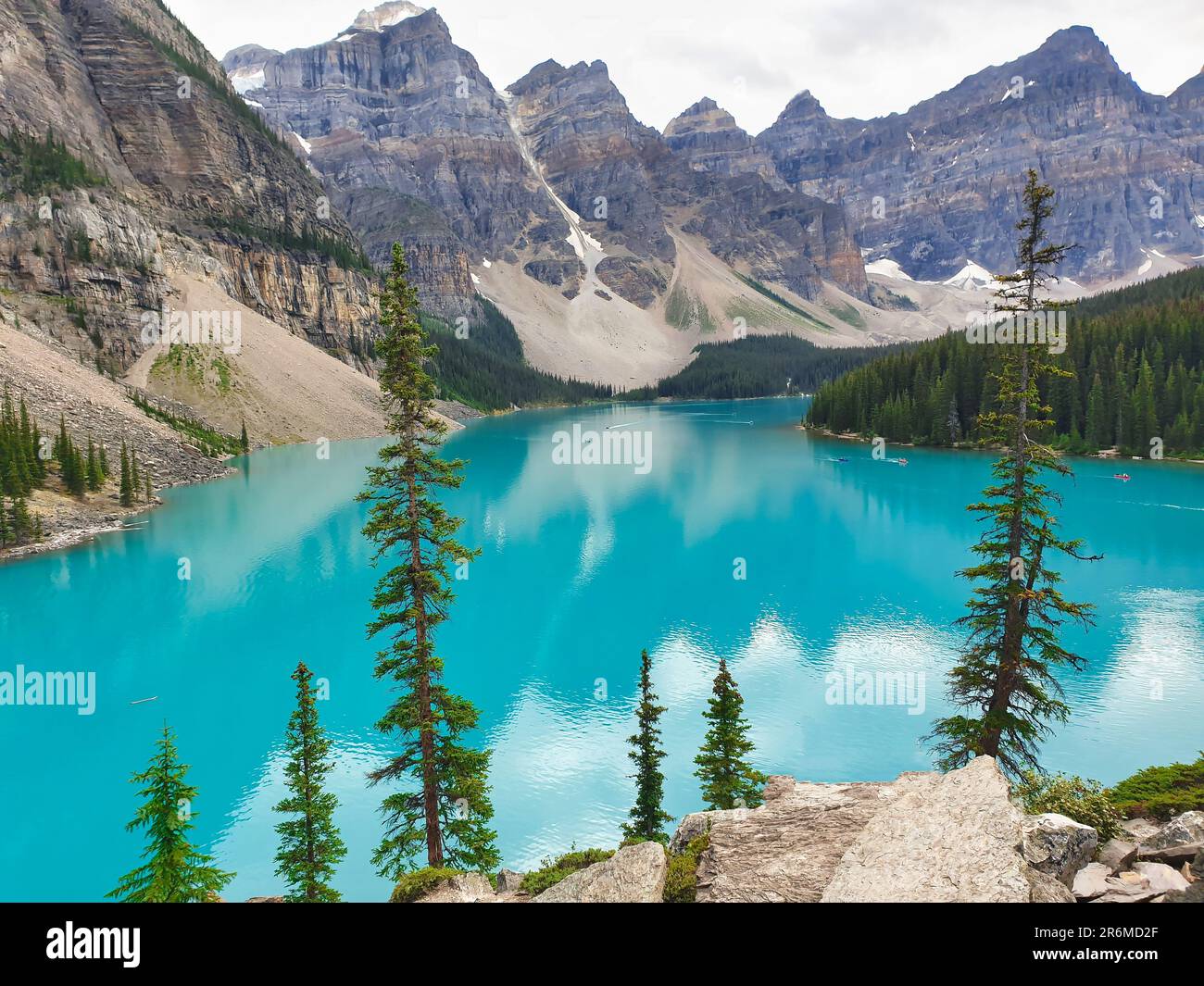 Turquoise blue waters of Moraine Lake surrounded by peaks in Banff ...
