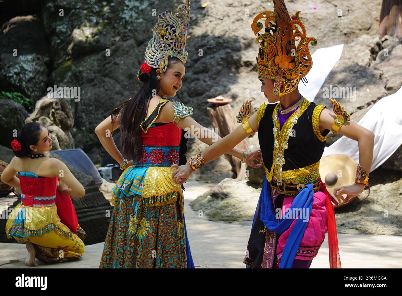 The theatrical of Babad Kadhiri Jayati (the story of Panji Ande-Ande ...