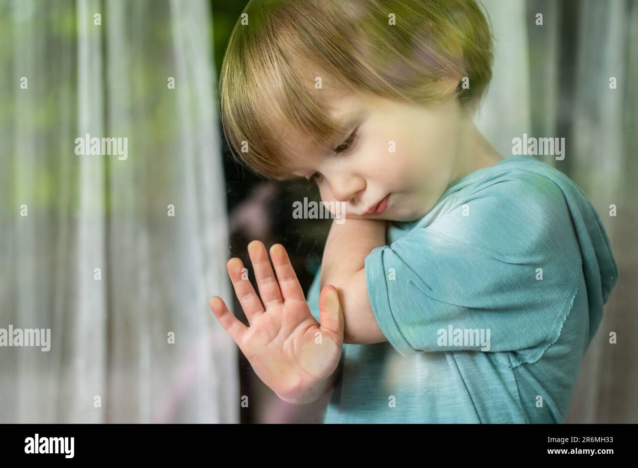 Child peek through window hi-res stock photography and images - Alamy